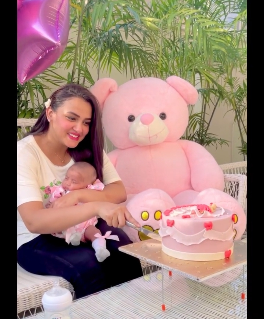 Adorable Kiran Tabeir Shares New Pictures With Daughter | Reviewit.pk