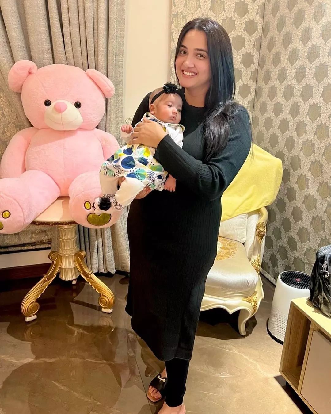 Kiran Tabeir Shares New Pictures with Daughter | Reviewit.pk