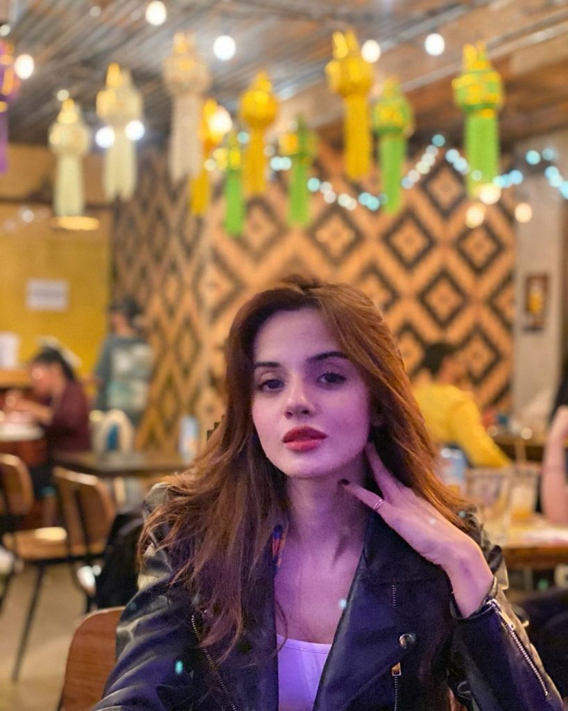 Komal Meer Treats Fans With Adorable Pictures From Canada | Reviewit.pk