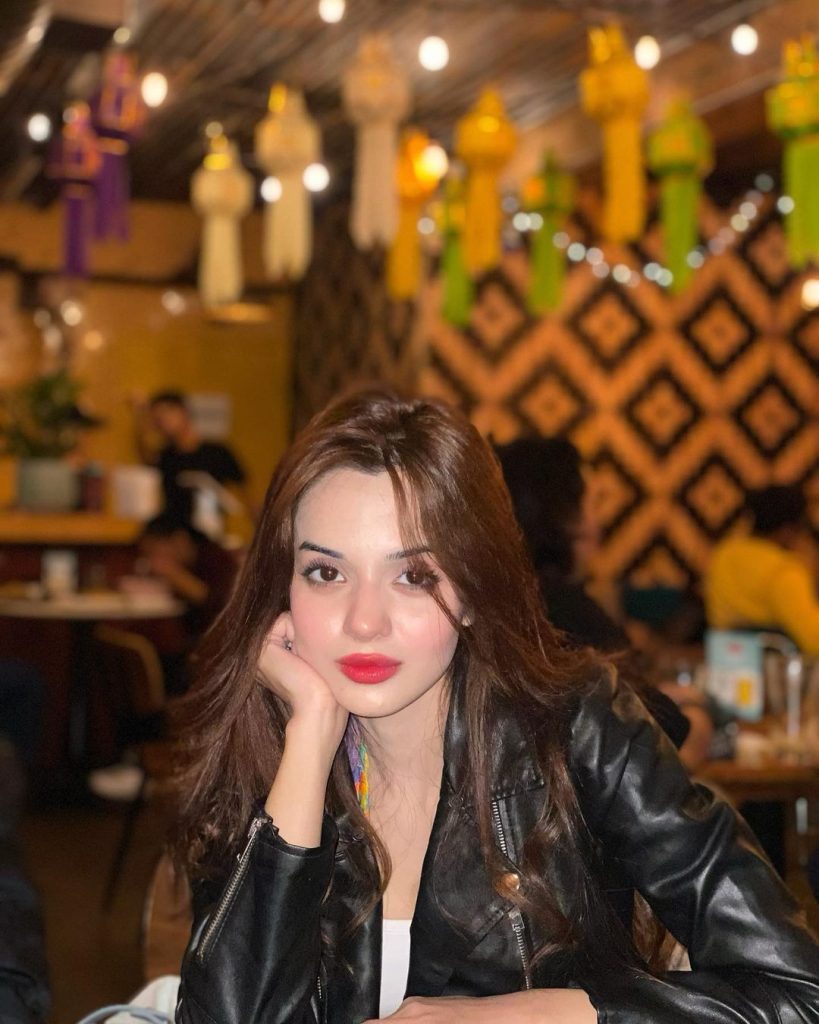 Komal Meer Treats Fans With Adorable Pictures From Canada | Reviewit.pk