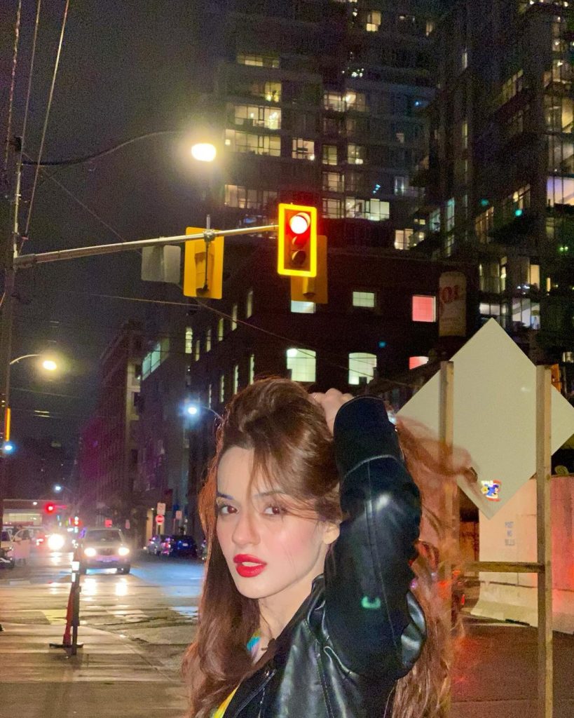 Komal Meer Treats Fans With Adorable Pictures From Canada | Reviewit.pk