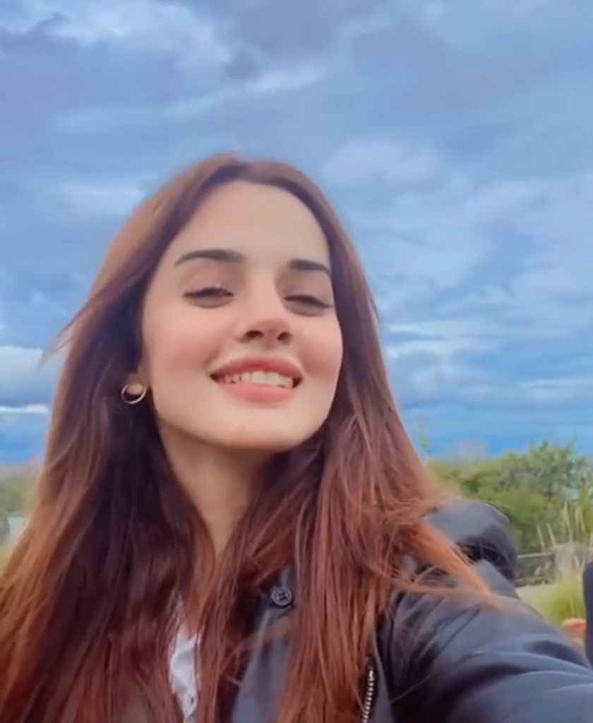 Komal Meer Treats Fans With Adorable Pictures From Canada | Reviewit.pk