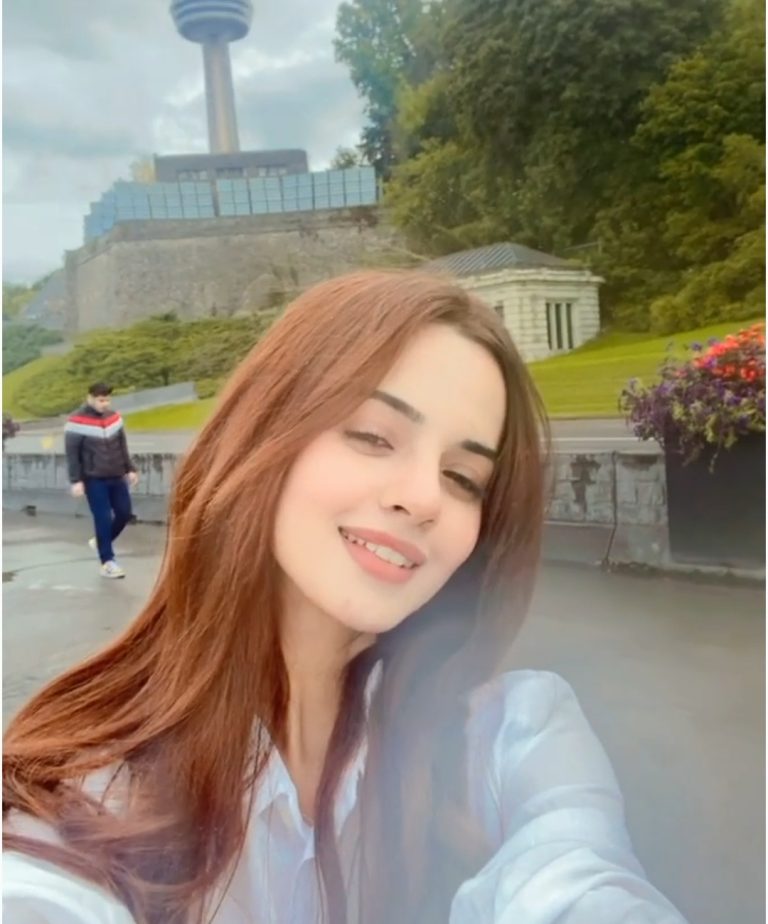 Komal Meer Treats Fans With Adorable Pictures From Canada | Reviewit.pk