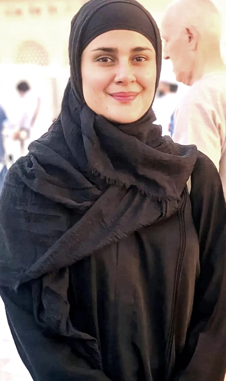 Kubra Khan's Pictures from Makkah | Reviewit.pk