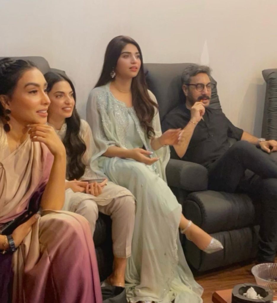 Maira Khan Shares Pictures With Tamasha Fellows From Grand Finale ...