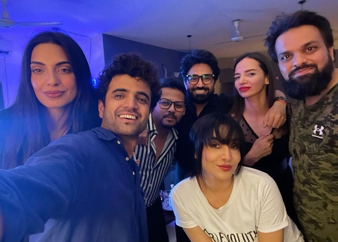 Maira Khan Treats Fans With Adorable New Pictures | Reviewit.pk