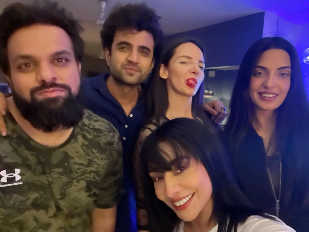 Maira Khan Treats Fans With Adorable New Pictures | Reviewit.pk