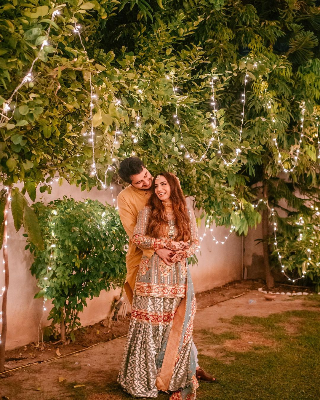 Mehar Bano's Loved Up Portraits With Husband From Mehndi | Reviewit.pk
