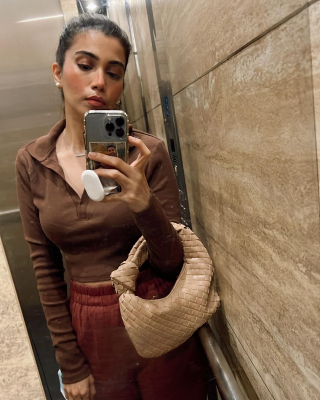 Rubina Ashraf Daughter Minna Tariq Pictures & Instagram Reel | Reviewit.pk