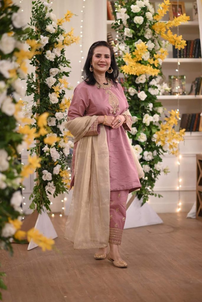 Mere Humnasheen Fame Munazzah Arif with Her Daughter in GMP | Reviewit.pk