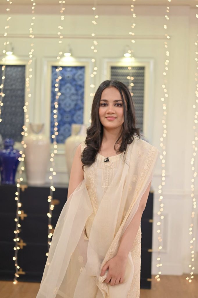 Mere Humnasheen Fame Munazzah Arif with Her Daughter in GMP | Reviewit.pk