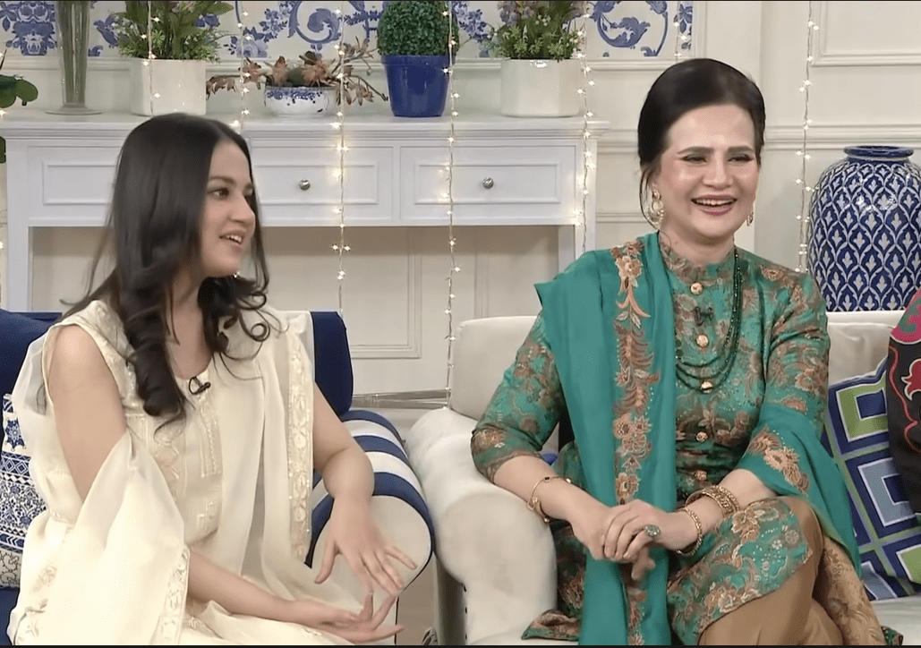 Mere Humnasheen Fame Munazzah Arif with Her Daughter in GMP | Reviewit.pk