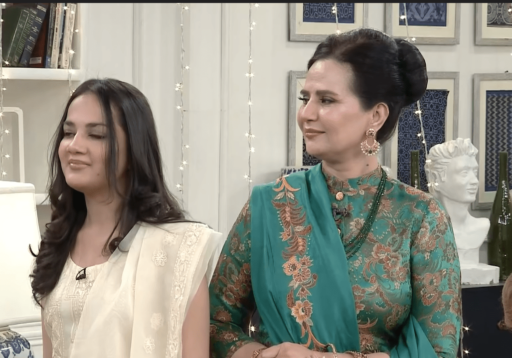 Mere Humnasheen Fame Munazzah Arif with Her Daughter in GMP | Reviewit.pk