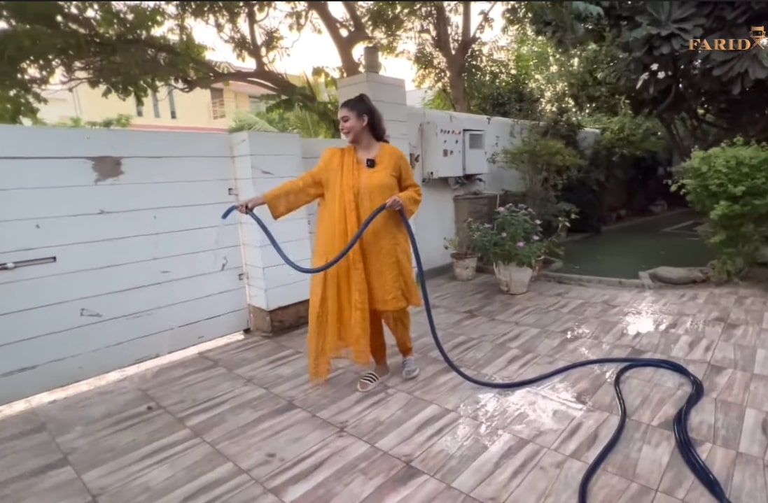 Nida & Yasir's Vlog While Cleaning the House Goes Viral | Reviewit.pk