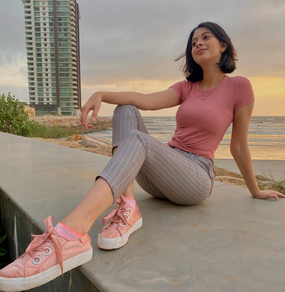 Sabeena Syed From Dobara Dazzles In Western Looks | Reviewit.pk