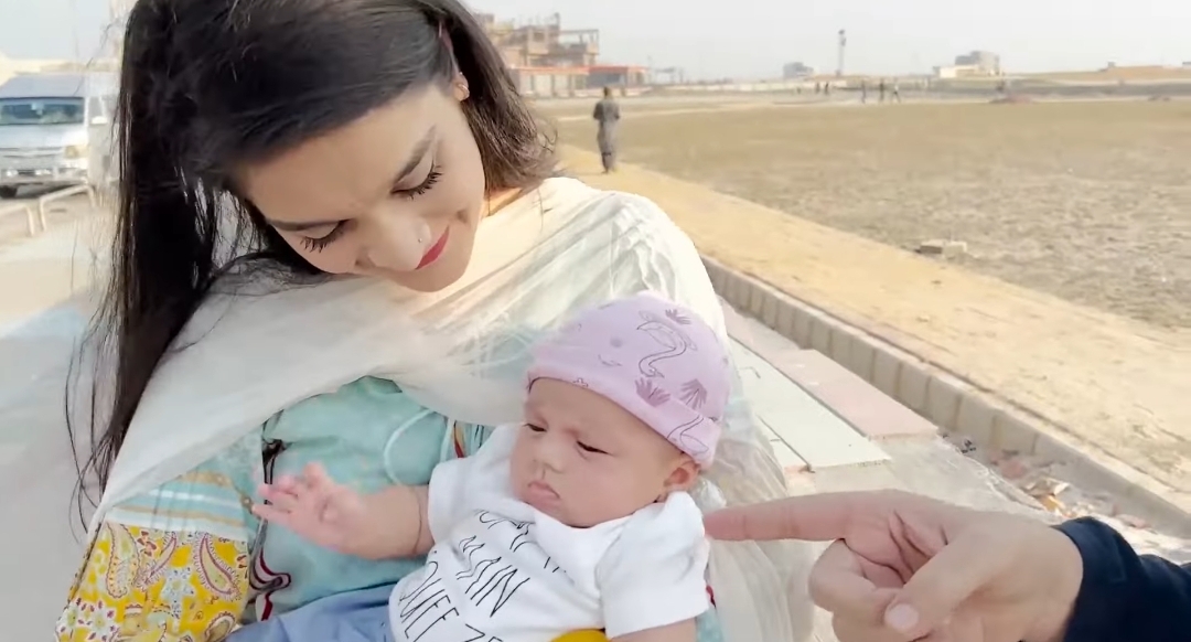 Sadaf & Shahroz New Vlog from Karachi Sea View | Reviewit.pk