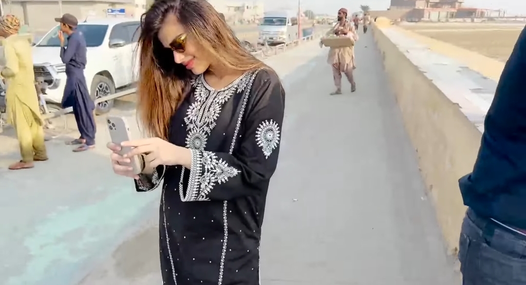 Sadaf & Shahroz New Vlog from Karachi Sea View | Reviewit.pk