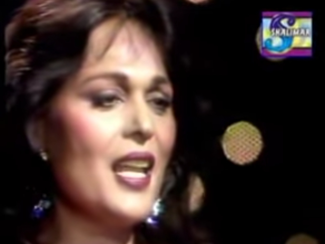Syra Yousuf Recreates Musarrat Nazir's Iconic Look - Public Reaction ...