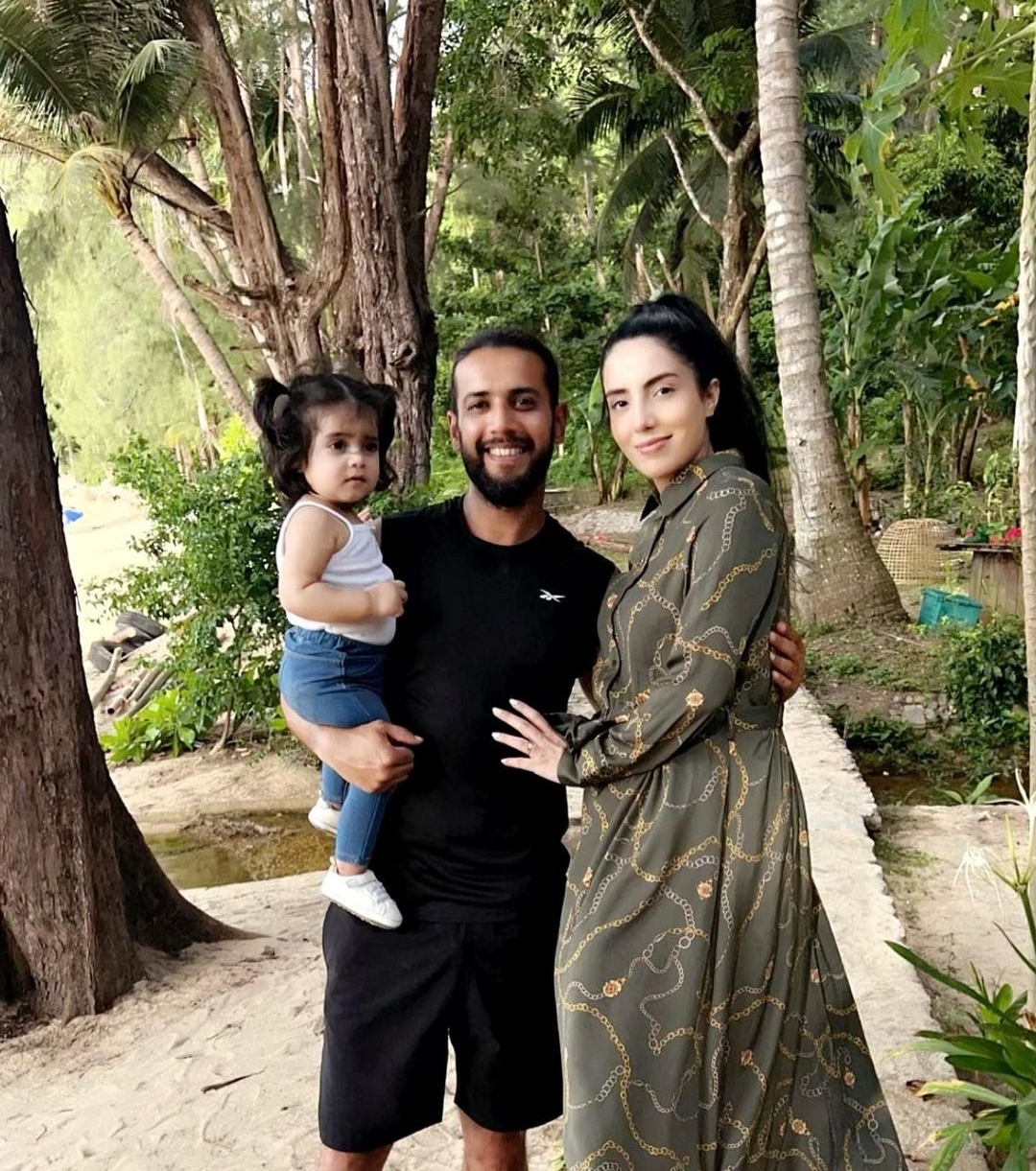 Cricketer Imad Wasim's New Adorable Pictures With His Wife | Reviewit.pk
