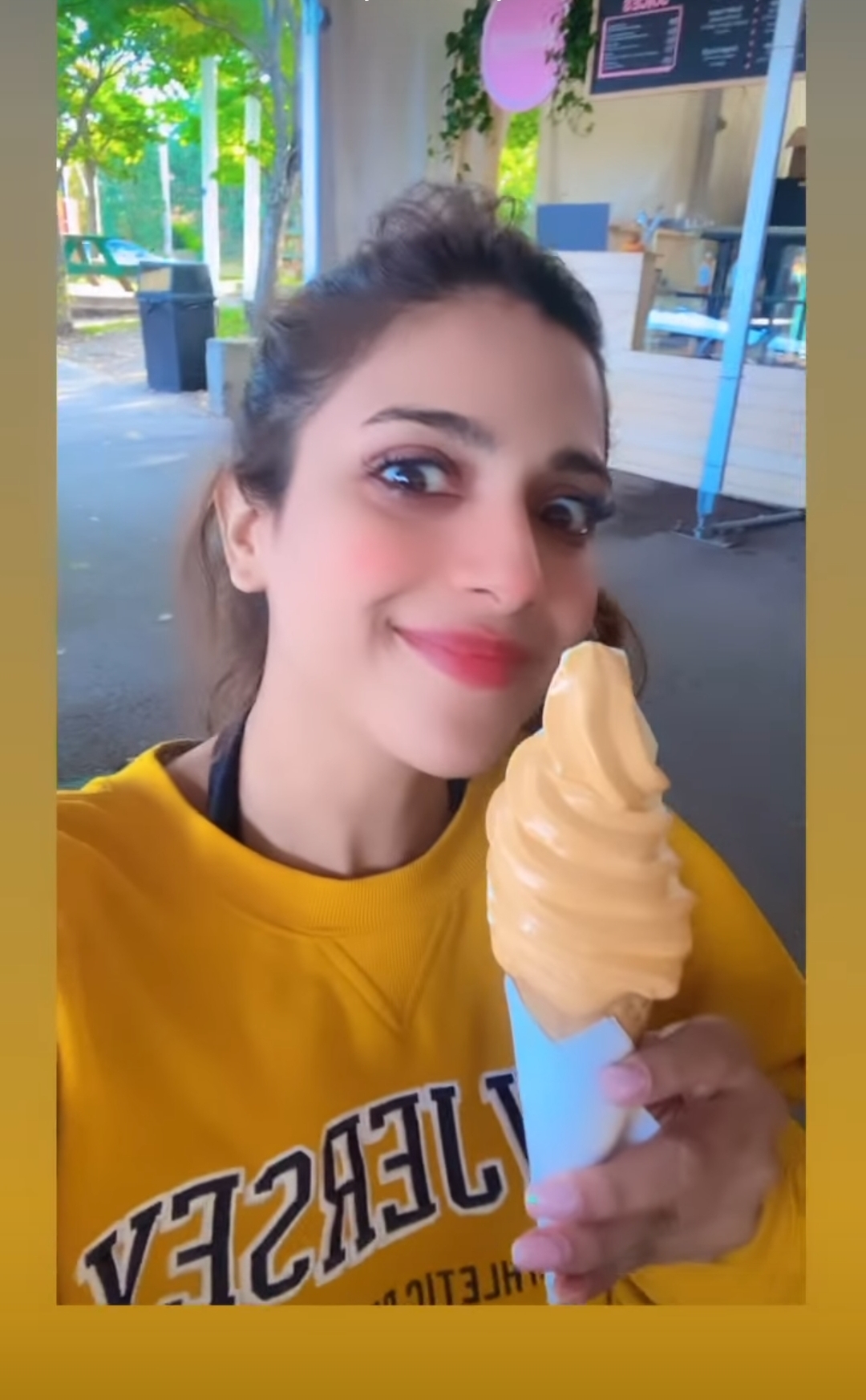 Sonya Hussyn Enjoying Her Time While Exploring Canada | Reviewit.pk