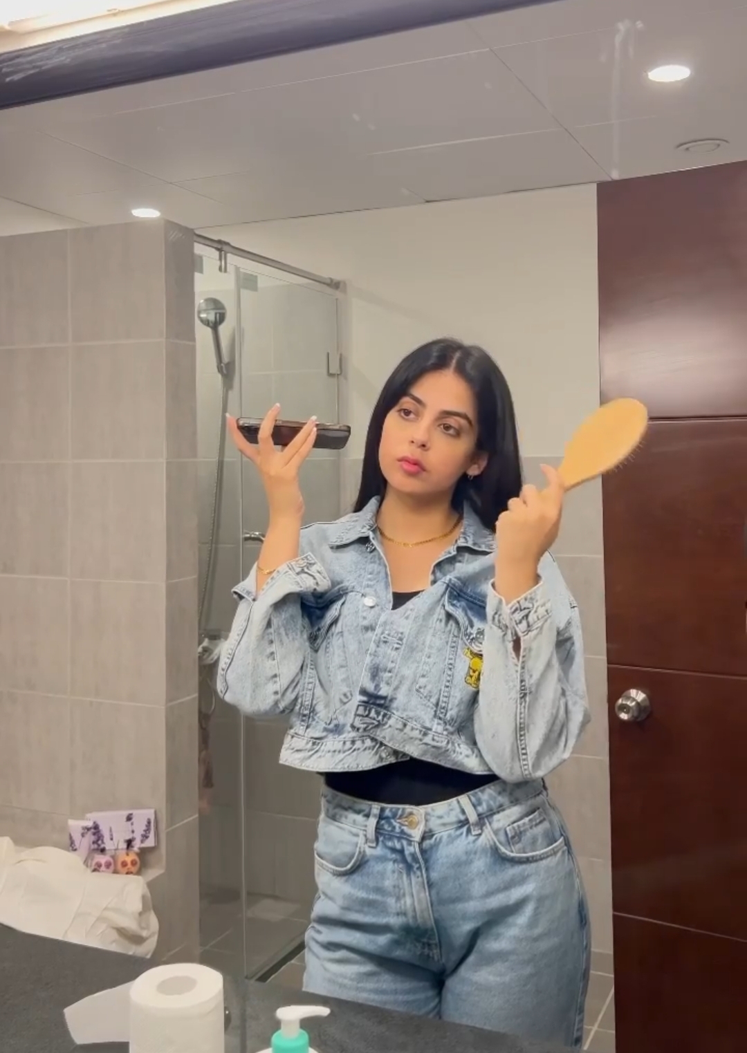 Yashma Gill Treats Fans With Extremely Adorable Pictures | Reviewit.pk