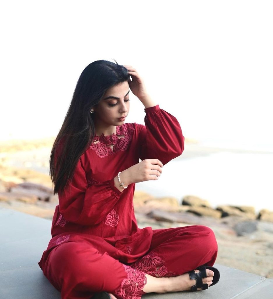 Yashma Gill Treats Fans With Extremely Adorable Pictures | Reviewit.pk