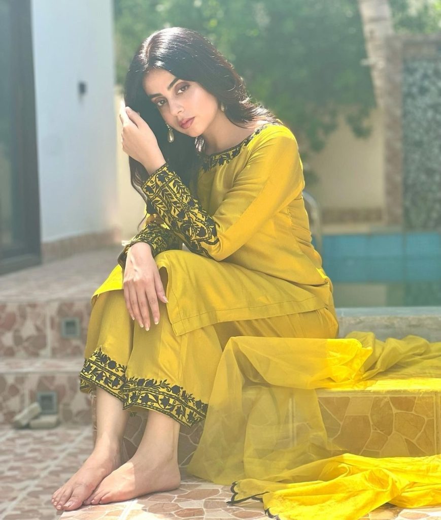 Yashma Gill Treats Fans With Extremely Adorable Pictures | Reviewit.pk