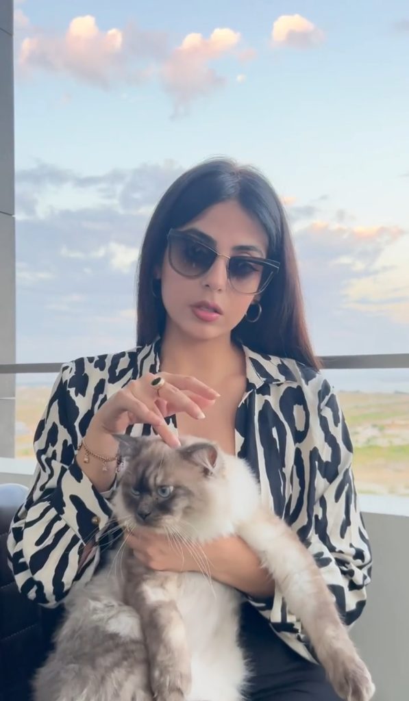 Yashma Gill Treats Fans With Extremely Adorable Pictures | Reviewit.pk
