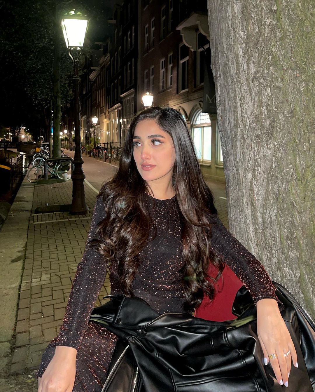 Aiza Awan Looks Gorgeous On Vacation In Netherlands | Reviewit.pk