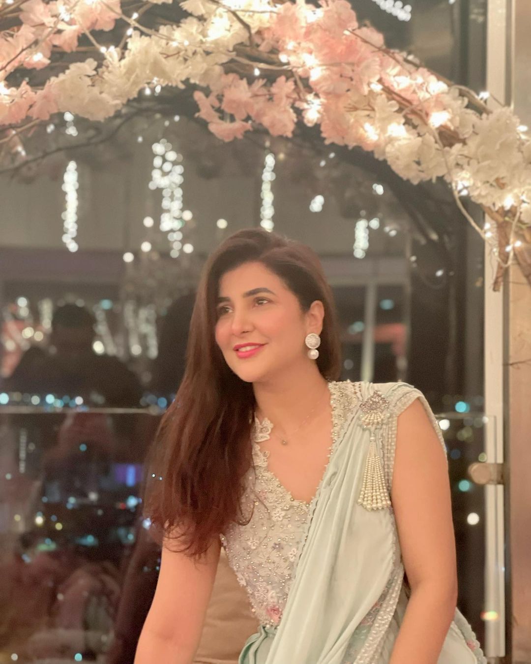 Areeba Habib Is A Vision To Behold On Paris Trip | Reviewit.pk