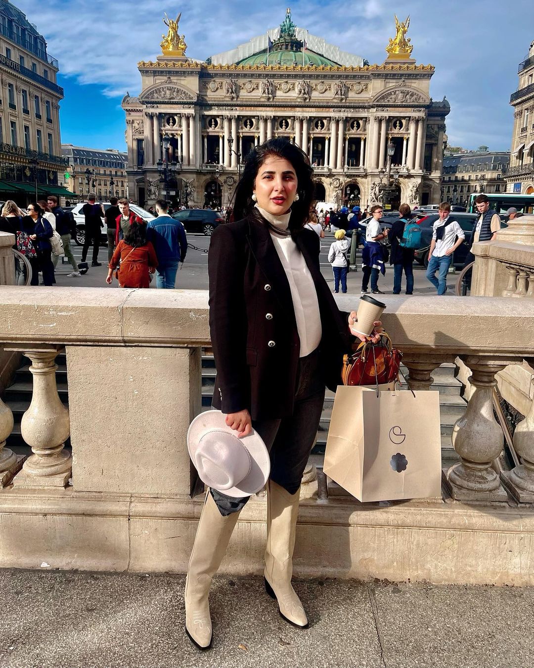 Areeba Habib Is A Vision To Behold On Paris Trip | Reviewit.pk