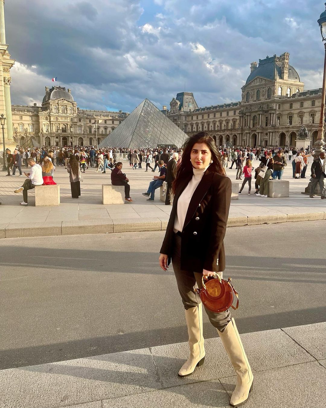Areeba Habib Is A Vision To Behold On Paris Trip | Reviewit.pk