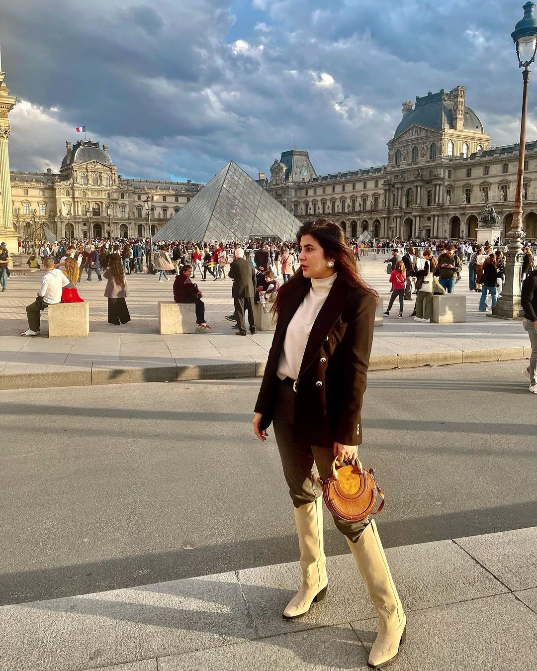 Areeba Habib Is A Vision To Behold On Paris Trip | Reviewit.pk