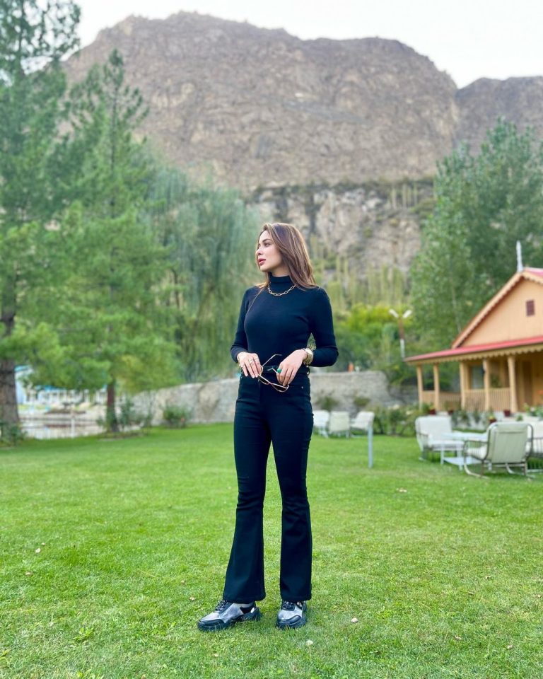 Actress Azekah Daniel Enjoys In Beautiful Skardu Valley | Reviewit.pk