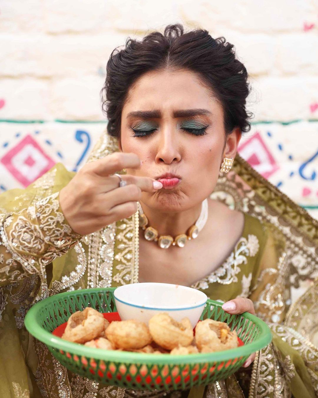 Netizens Troll Ayeza Khan On Gol Gappa Shot | Reviewit.pk