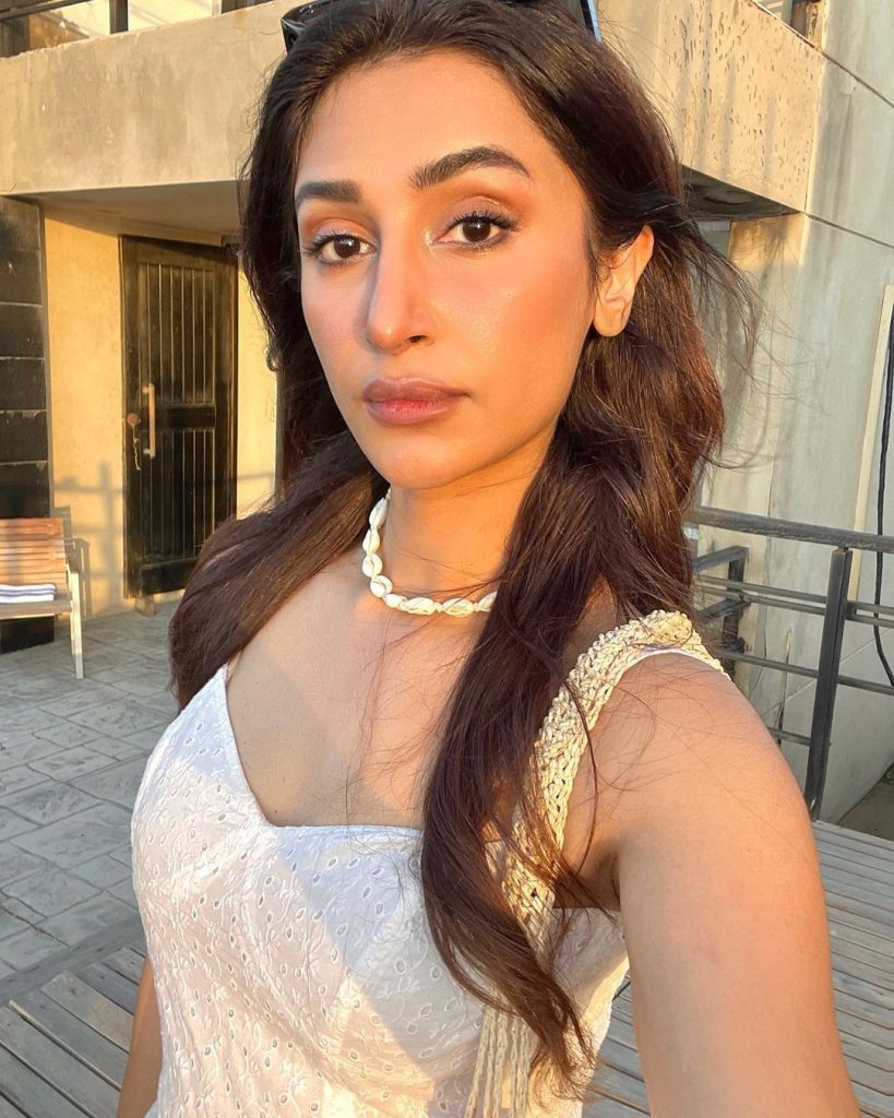 Hira Tareen's Fun Family Day At The Beach | Reviewit.pk