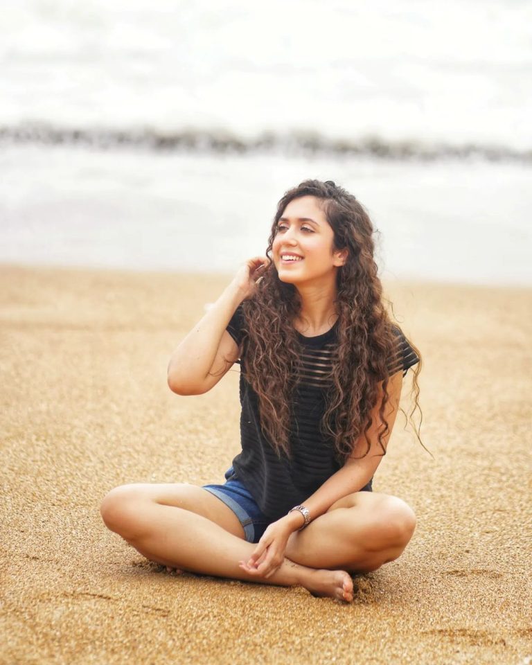 Beautiful Clicks Of Hira Umer Aka Maryam From Mere Humsafar | Reviewit.pk