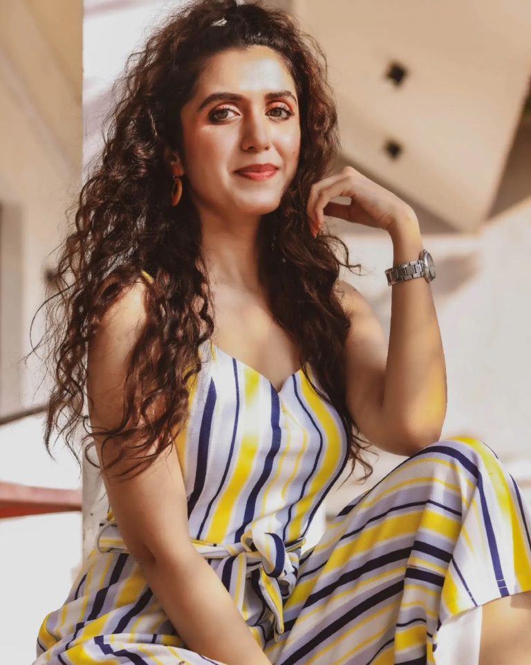 Beautiful Clicks Of Hira Umer Aka Maryam From Mere Humsafar | Reviewit.pk