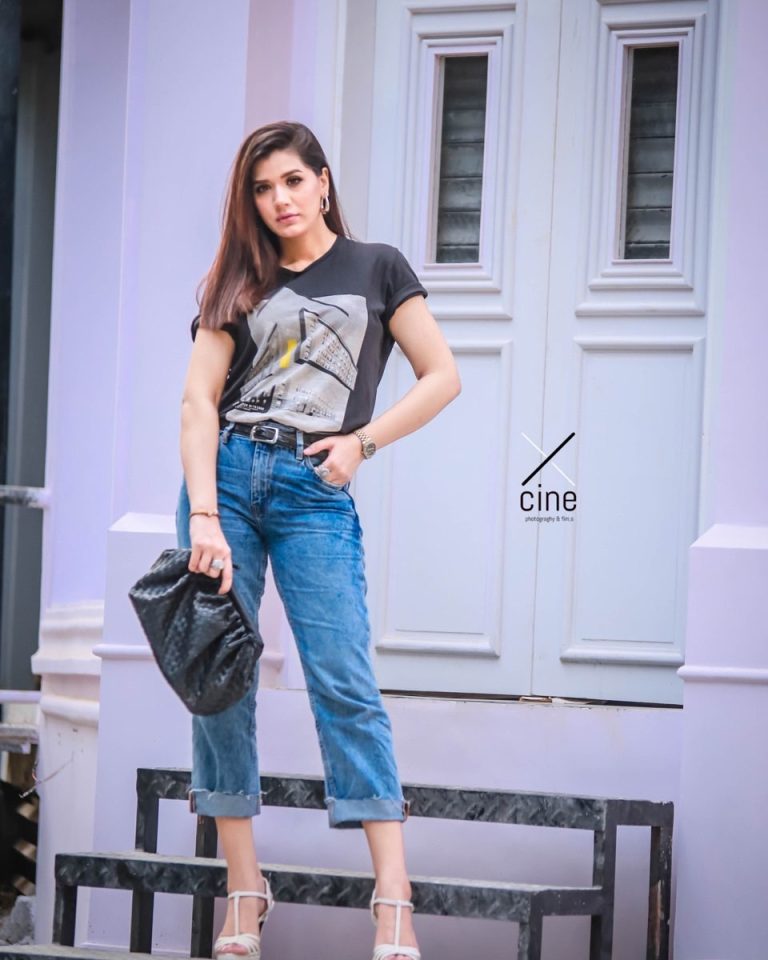 Kiran Ashfaque Shares Videos About Moving On And Motherhood Challenges | Reviewit.pk