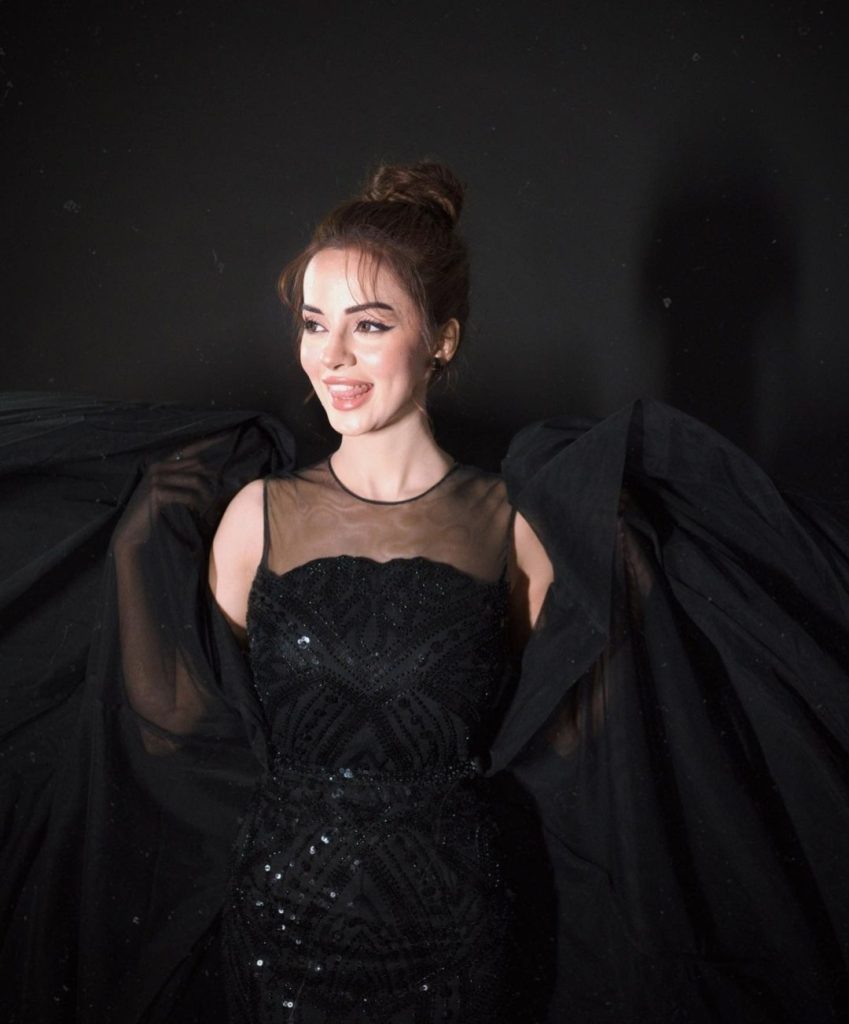 Komal Meer Treats Fans With Adorable Pictures From Canada | Reviewit.pk