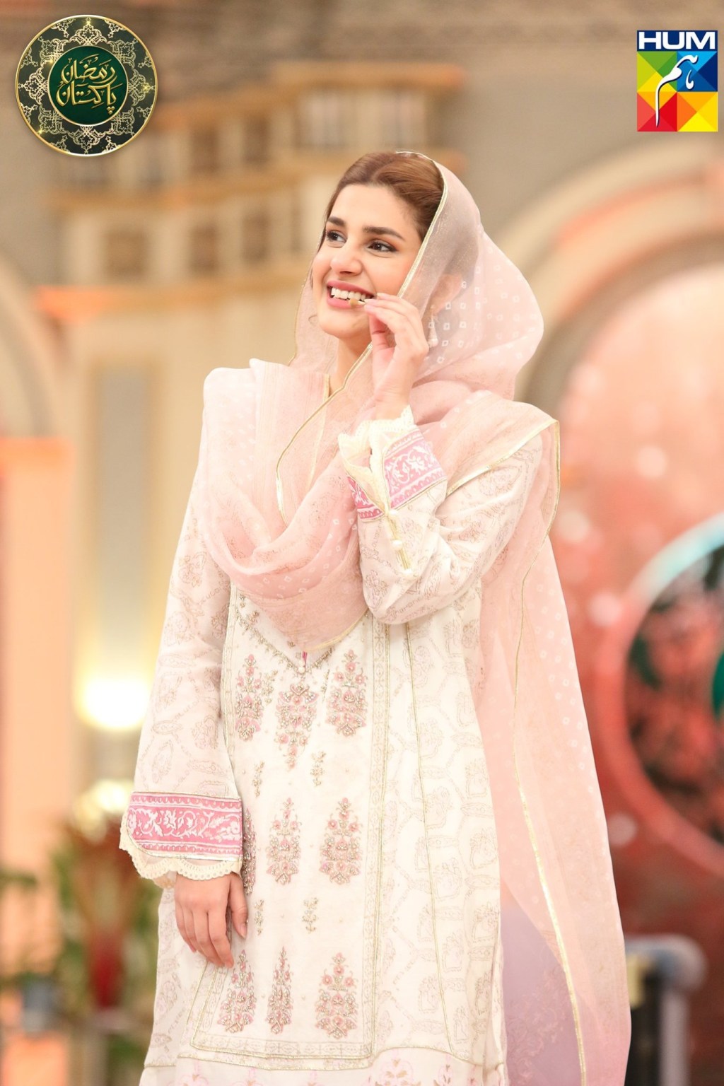 Kubra Khan's Pictures from Makkah | Reviewit.pk