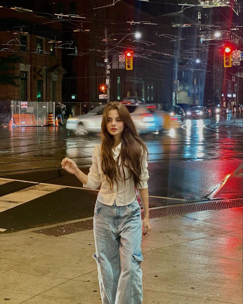 Komal Meer Treats Fans With Adorable Pictures From Canada | Reviewit.pk