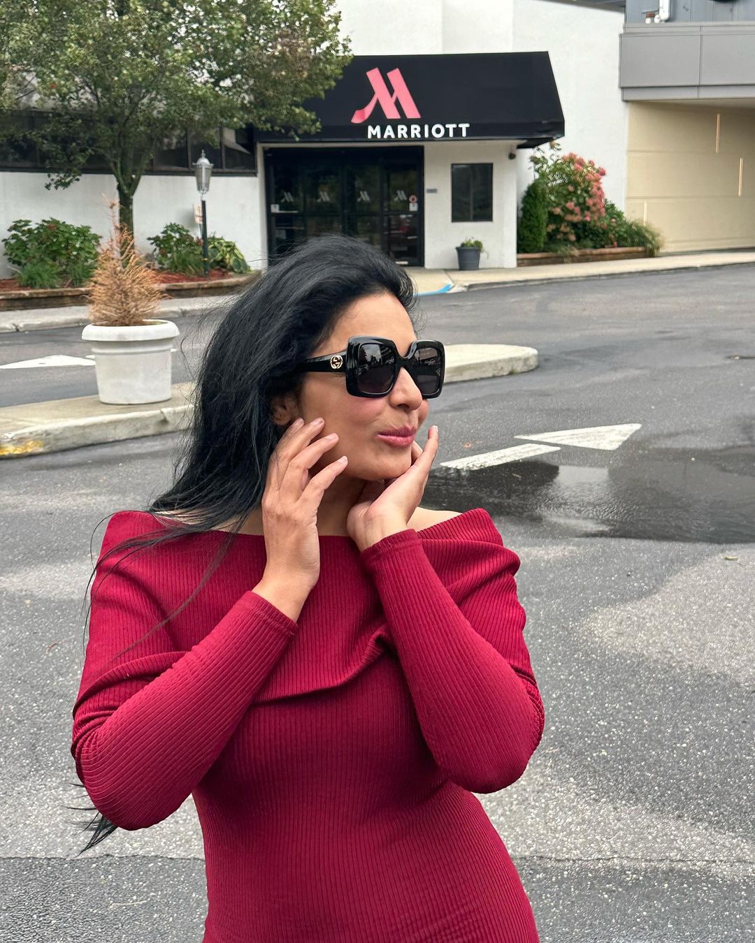 Meera Jee Dazzles In Western Look | Reviewit.pk