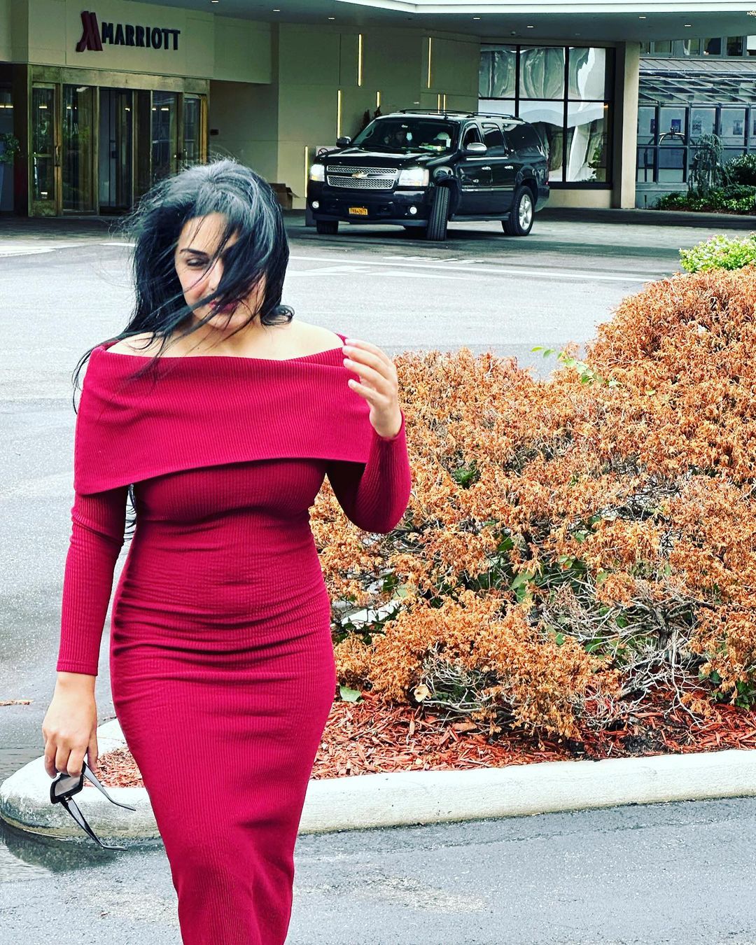 Meera Jee Dazzles In Western Look | Reviewit.pk