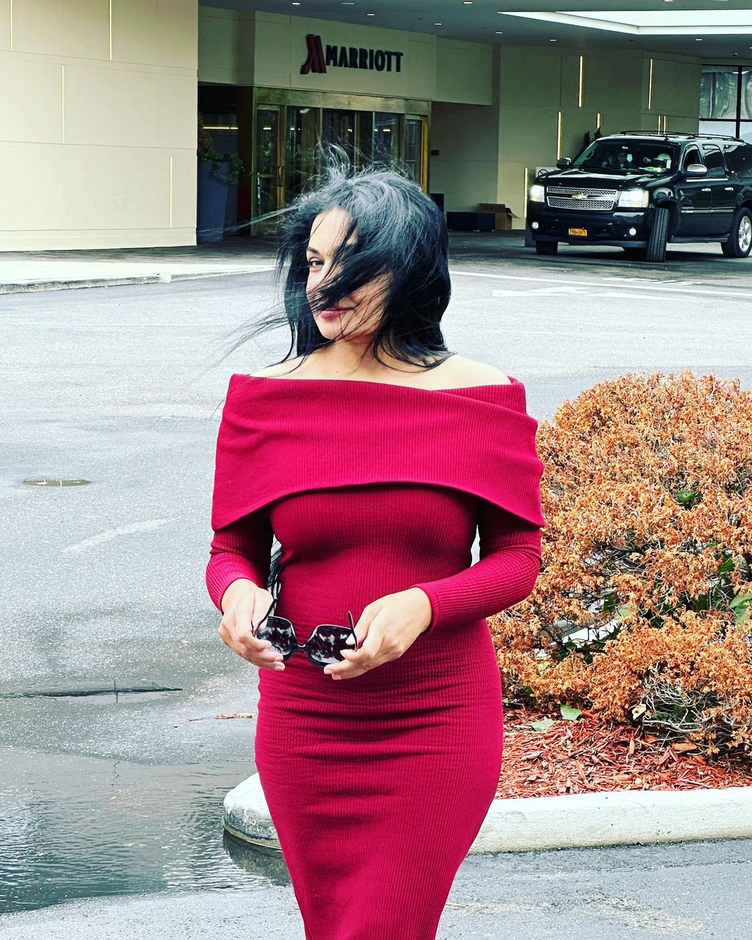 Meera Jee Dazzles In Western Look | Reviewit.pk