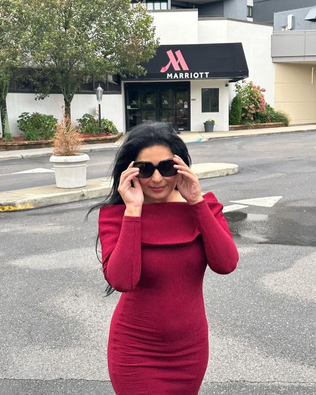 Meera Jee Dazzles In Western Look | Reviewit.pk