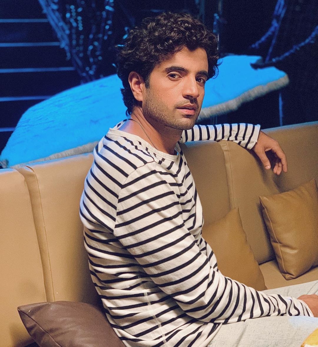 Umer Aalam Shares Struggles He Faced As A Junior Actor | Reviewit.pk