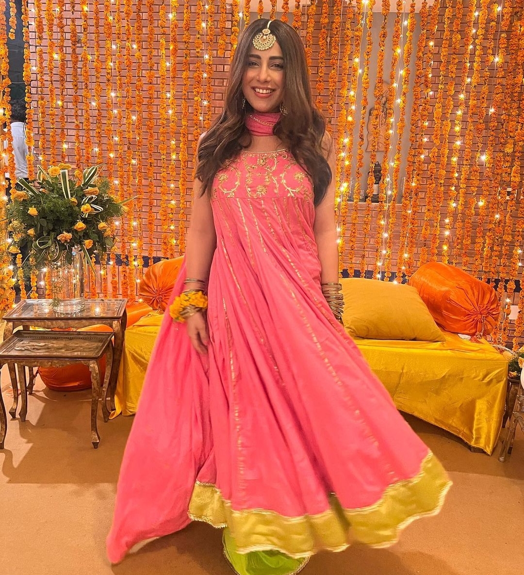 Ushna Shah Pictures From Dinner With Friends | Reviewit.pk