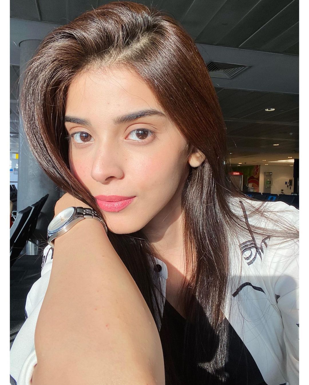 Zainab Shabbir Is A Sight To Behold At Niagara Falls | Reviewit.pk