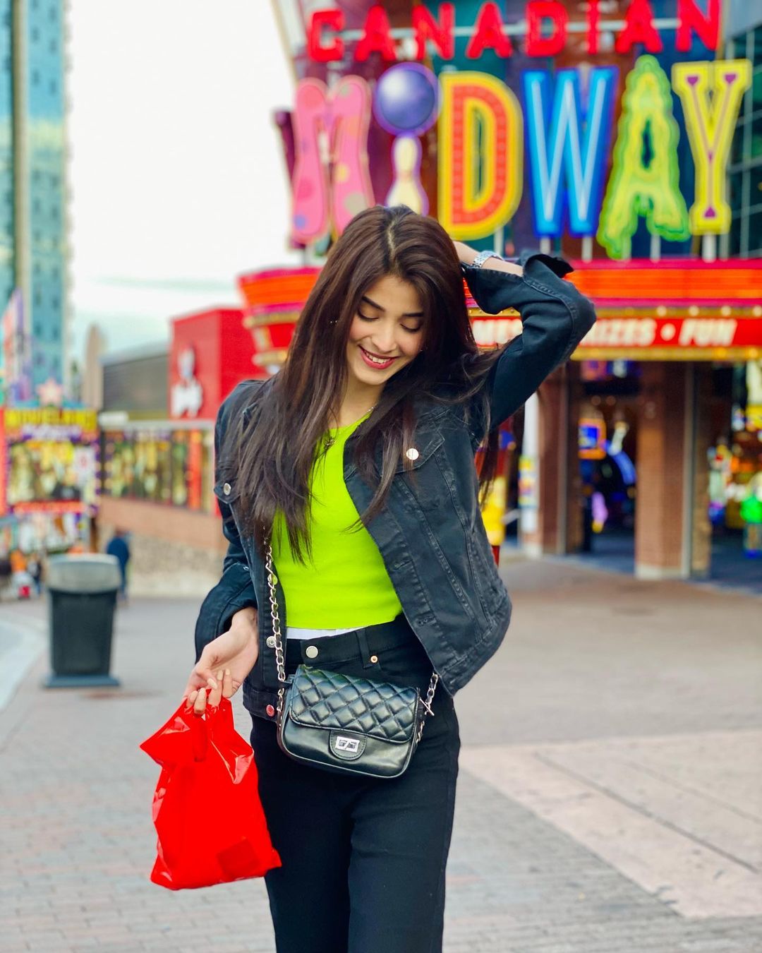 Zainab Shabbir Is A Sight To Behold At Niagara Falls | Reviewit.pk